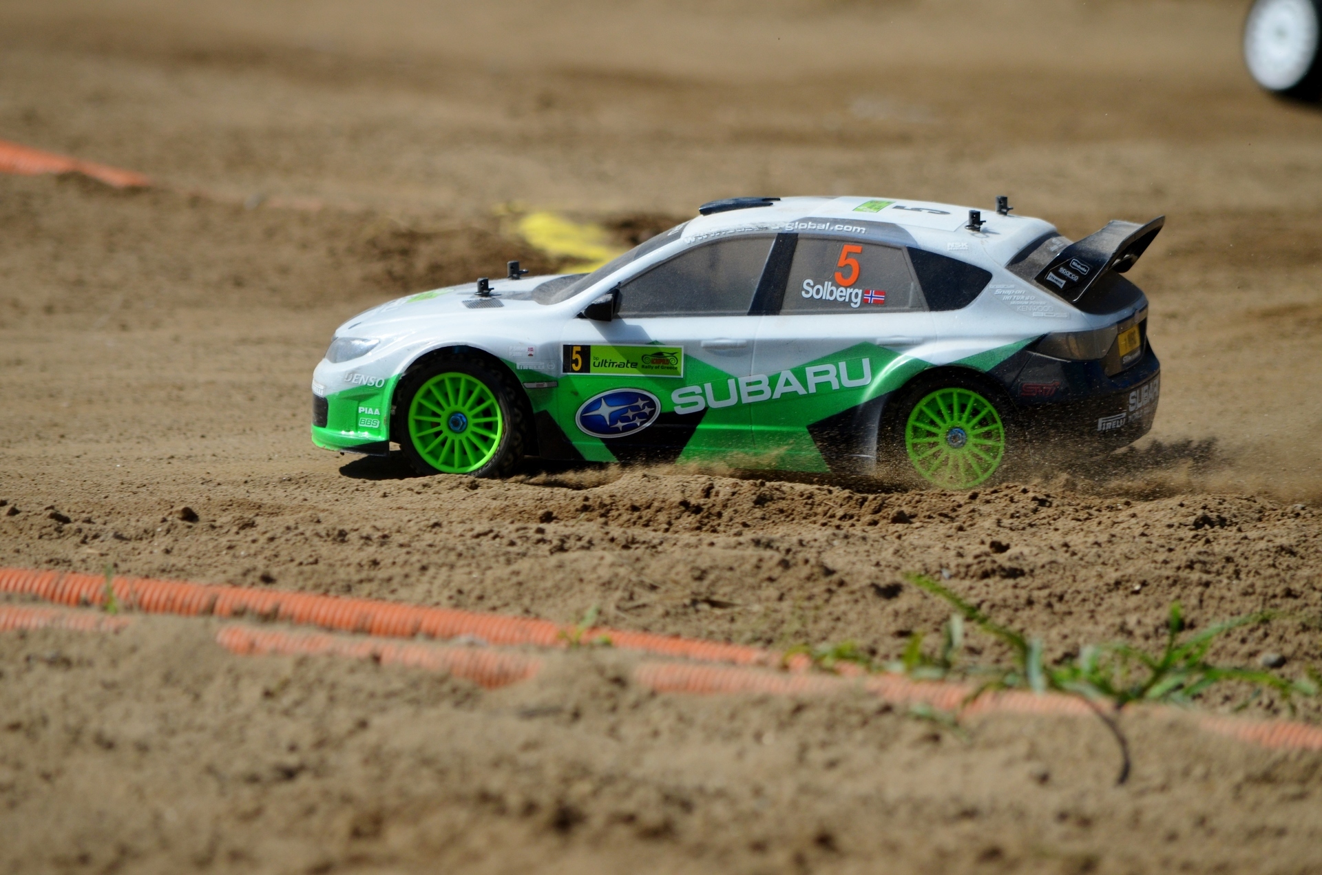 酷暑です RC•HIROBA ダートコース: ラジコンカー、車輪ぐるぐる