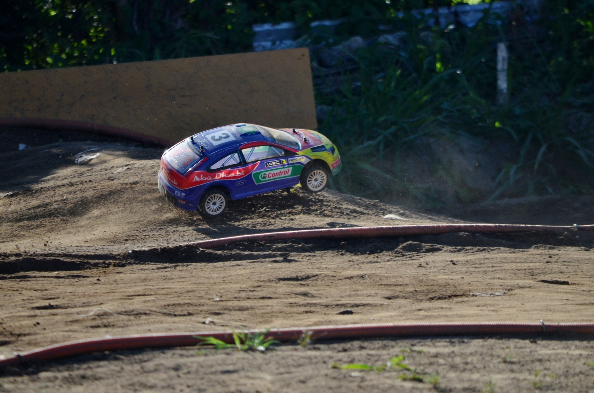 酷暑です RC•HIROBA ダートコース: ラジコンカー、車輪ぐるぐる