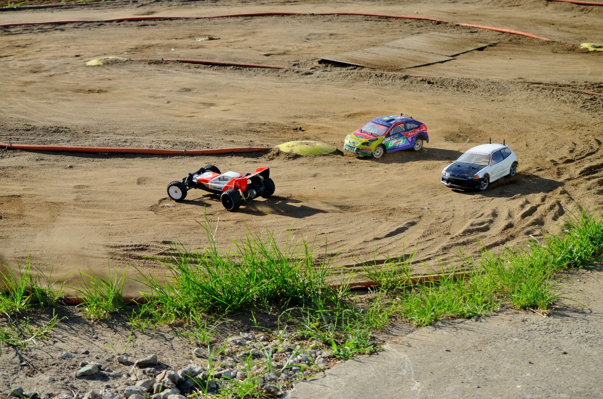 酷暑です RC•HIROBA ダートコース: ラジコンカー、車輪ぐるぐる
