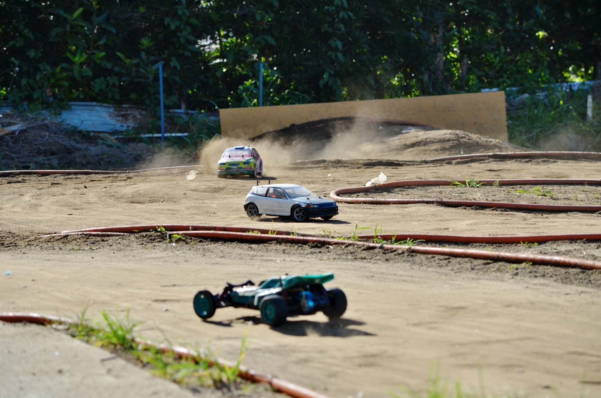 酷暑です RC•HIROBA ダートコース: ラジコンカー、車輪ぐるぐる