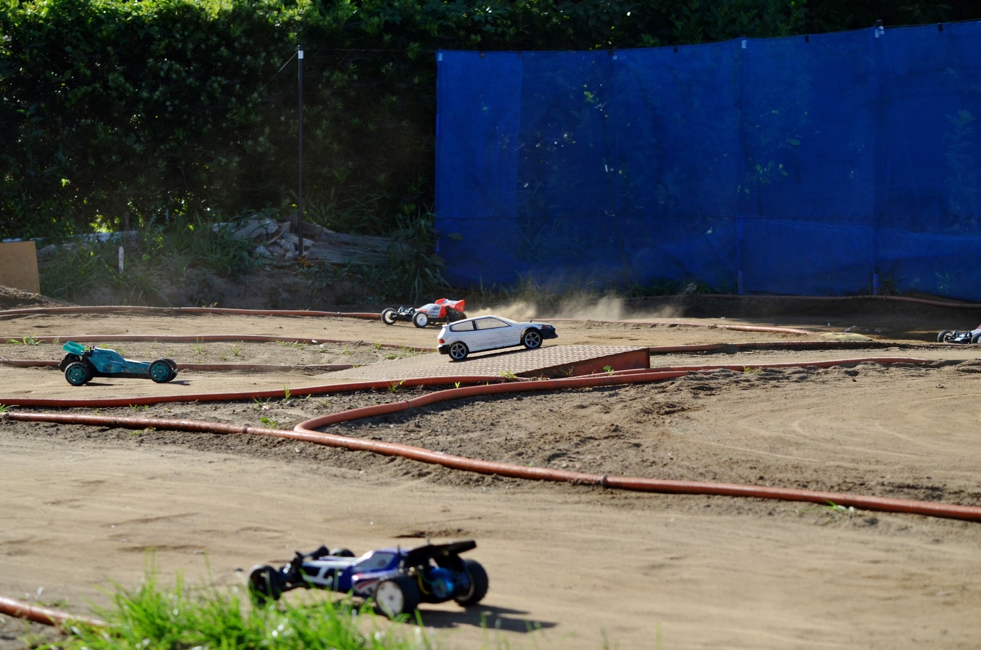 酷暑です RC•HIROBA ダートコース: ラジコンカー、車輪ぐるぐる