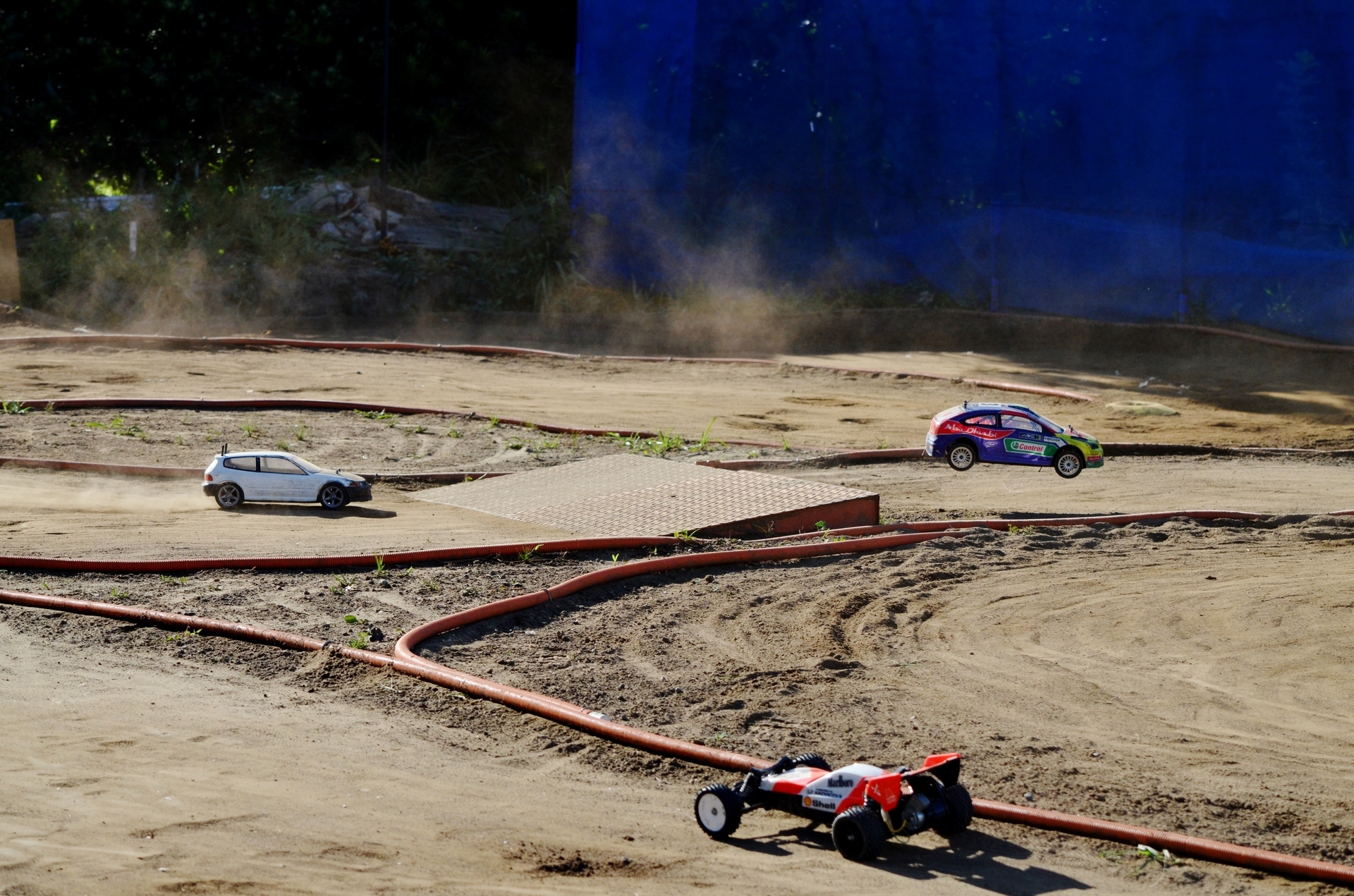 酷暑です RC•HIROBA ダートコース: ラジコンカー、車輪ぐるぐる