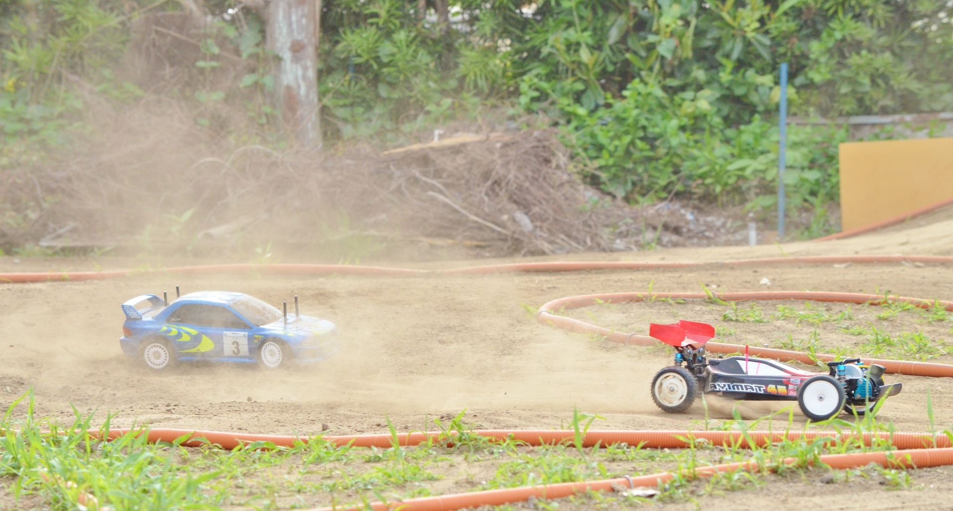 FF01改、RS4МТ ダートコース RC•HIROBA: ラジコンカー車輪ぐるぐる