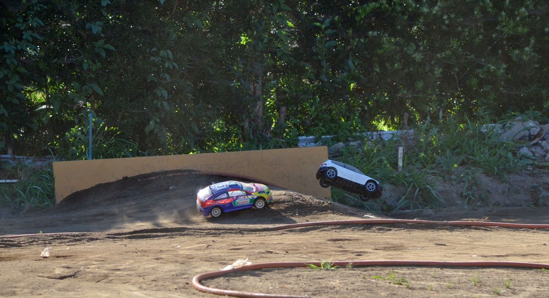 酷暑です RC•HIROBA ダートコース: ラジコンカー、車輪ぐるぐる