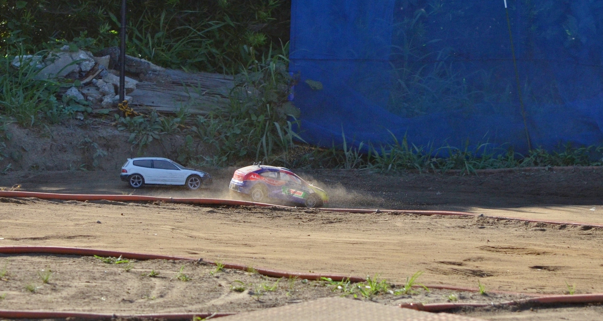 酷暑です RC•HIROBA ダートコース: ラジコンカー、車輪ぐるぐる