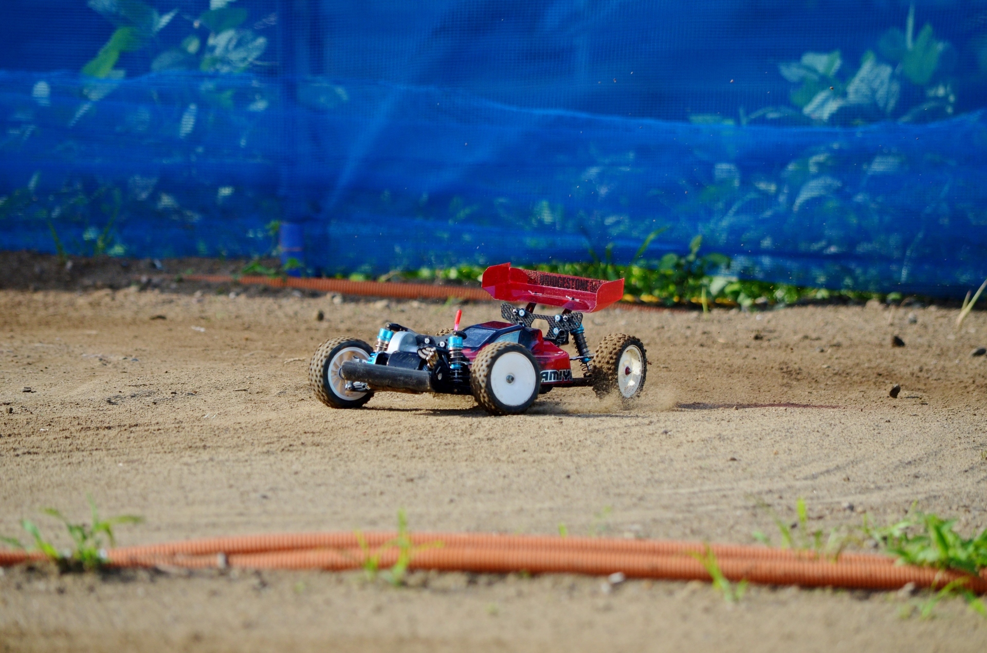 FF-01改 RC•HIROBA ダートコース: ラジコンカー、車輪ぐるぐる