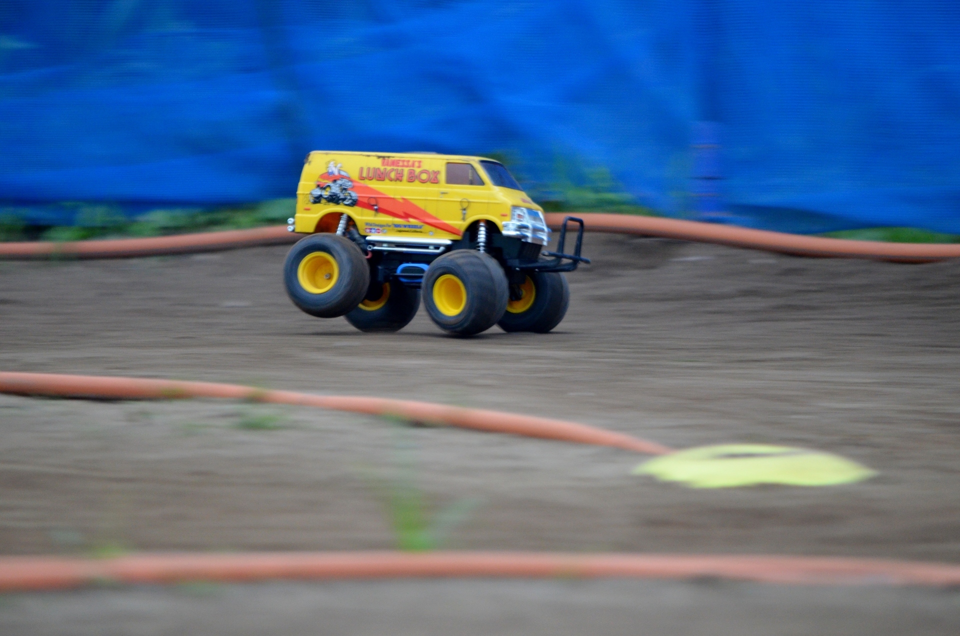 癒しのランチボ ダートコース RC•HIROBA: ラジコンカー車輪ぐるぐる