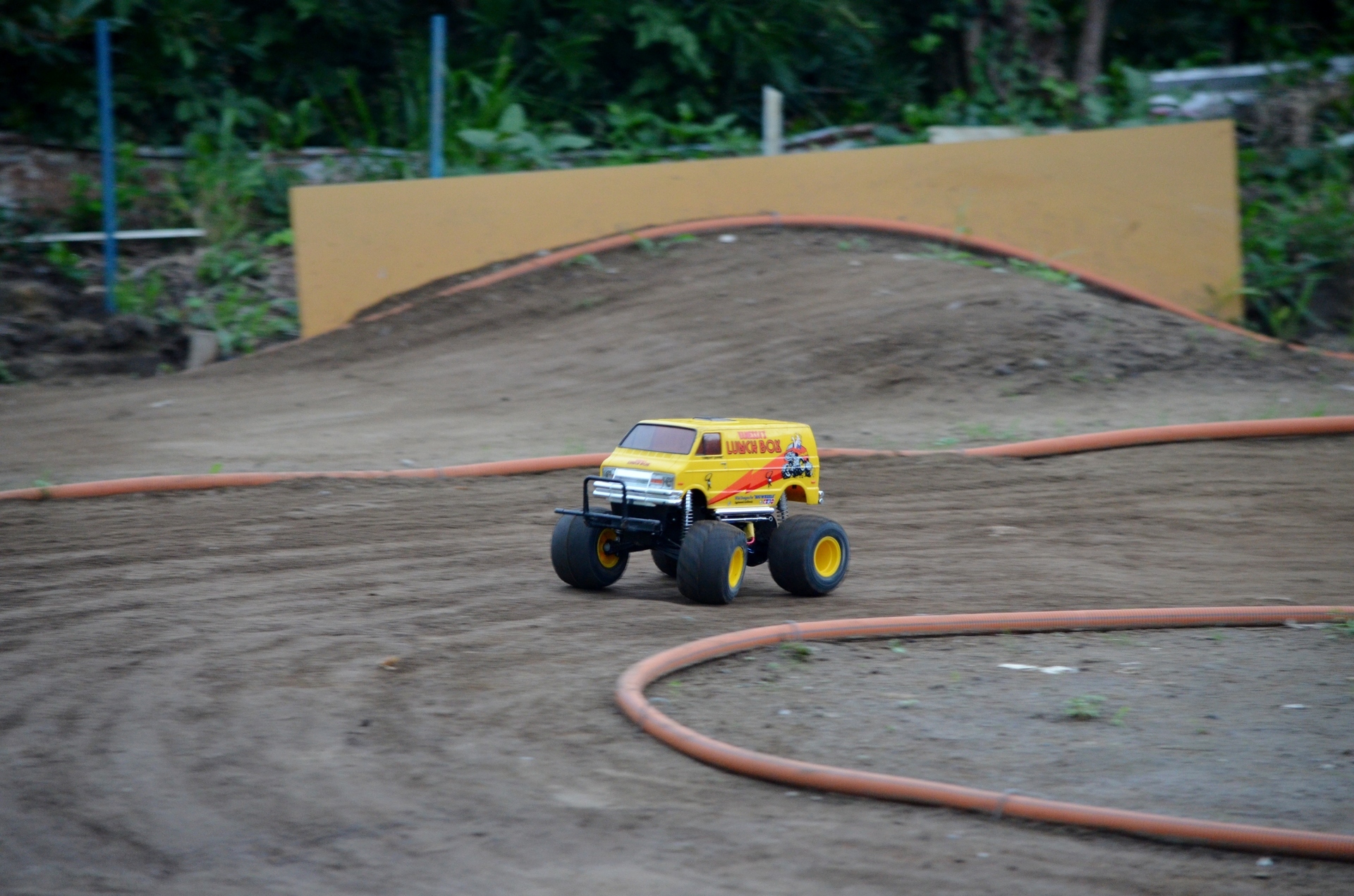 癒しのランチボ ダートコース RC•HIROBA: ラジコンカー車輪ぐるぐる