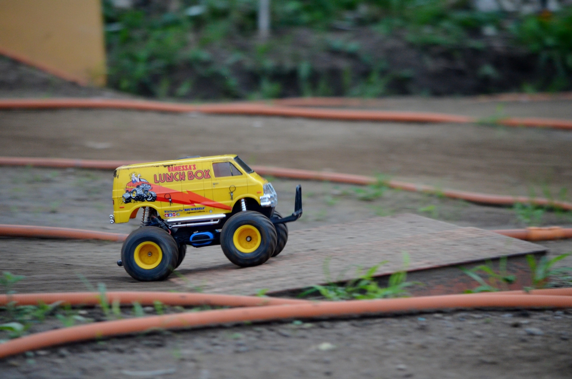 癒しのランチボ ダートコース RC•HIROBA: ラジコンカー車輪ぐるぐる