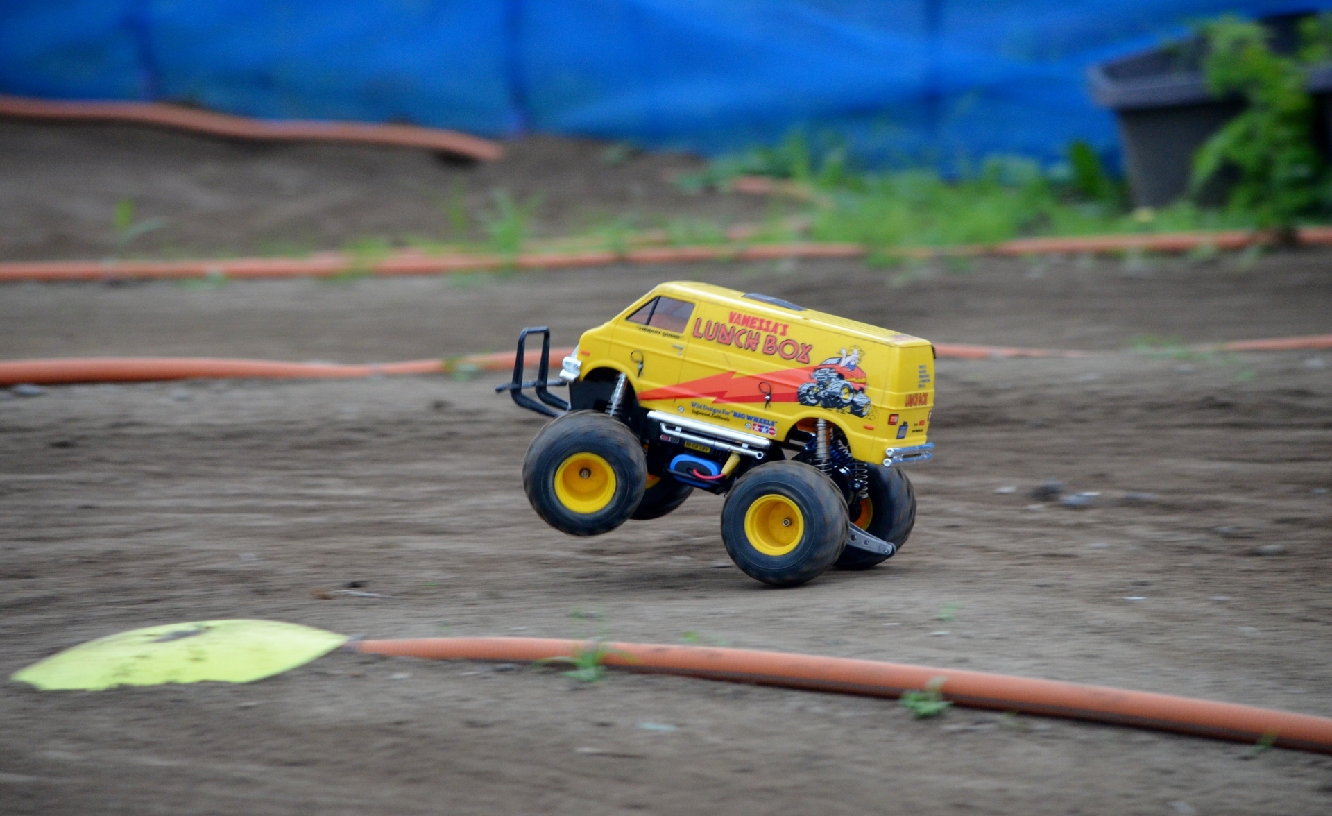 癒しのランチボ ダートコース RC•HIROBA: ラジコンカー車輪ぐるぐる