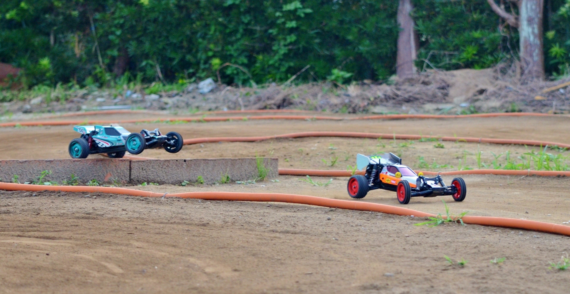 DТ-03、CW-01 RC•HIROBA ダートコース: ラジコンカー、車輪ぐるぐる
