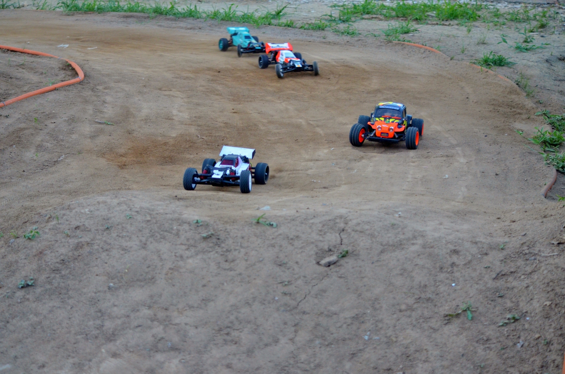 よーい、ドン RC•HIROBA ダートコース: ラジコンカー、車輪ぐるぐる