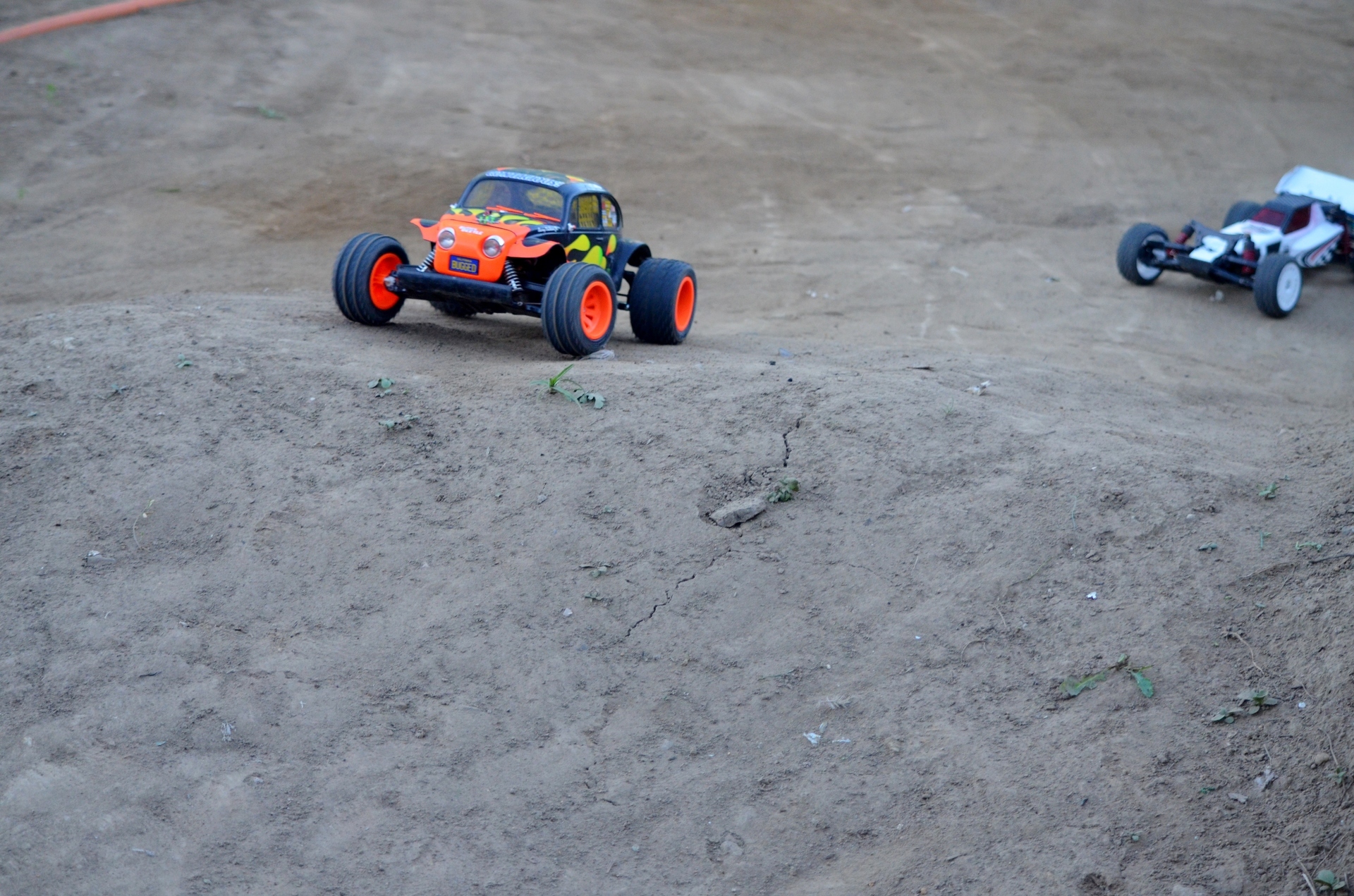 よーい、ドン RC•HIROBA ダートコース: ラジコンカー、車輪ぐるぐる