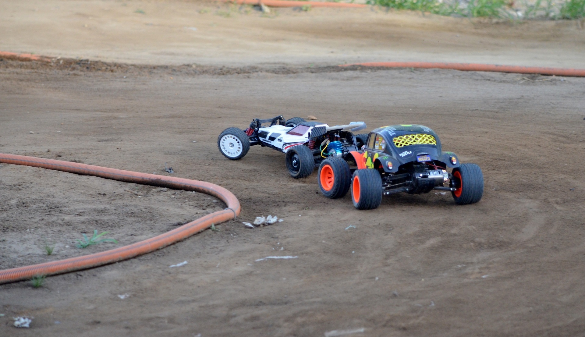 よーい、ドン RC•HIROBA ダートコース: ラジコンカー、車輪ぐるぐる