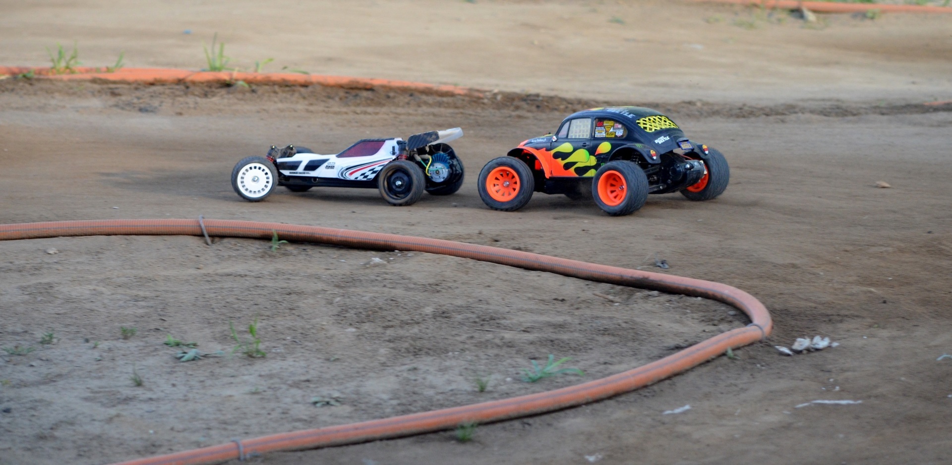 よーい、ドン RC•HIROBA ダートコース: ラジコンカー、車輪ぐるぐる