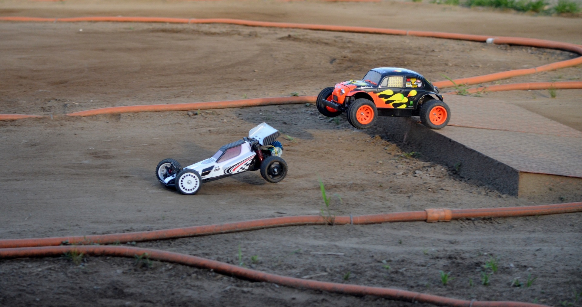 よーい、ドン RC•HIROBA ダートコース: ラジコンカー、車輪ぐるぐる