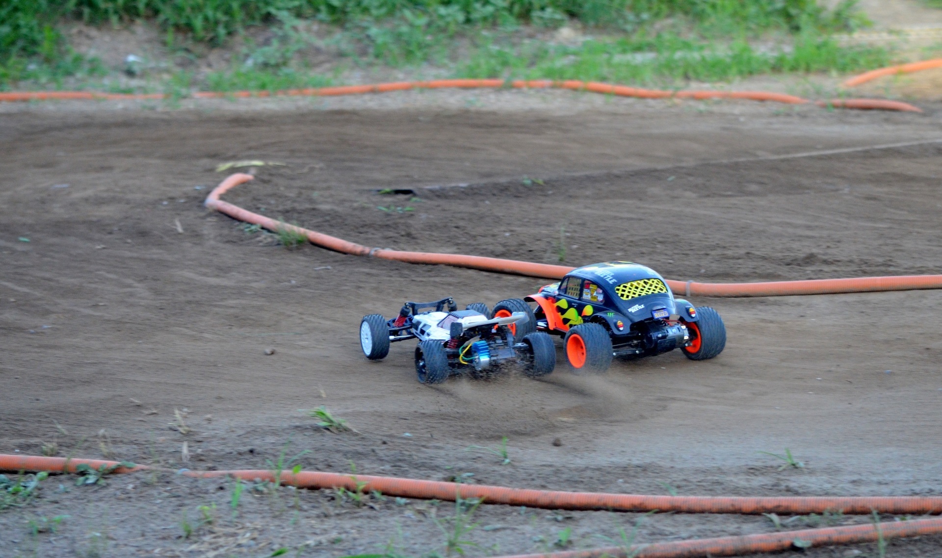 よーい、ドン RC•HIROBA ダートコース: ラジコンカー、車輪ぐるぐる