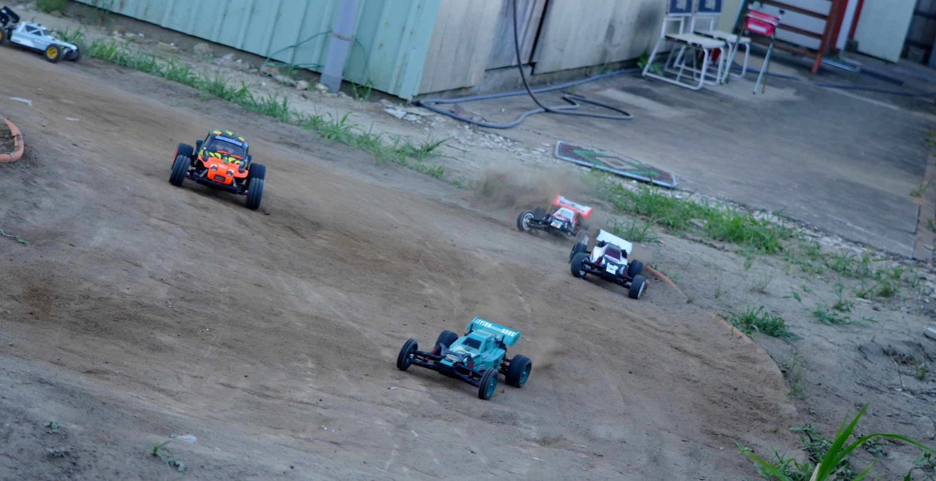 よーい、ドン RC•HIROBA ダートコース: ラジコンカー、車輪ぐるぐる