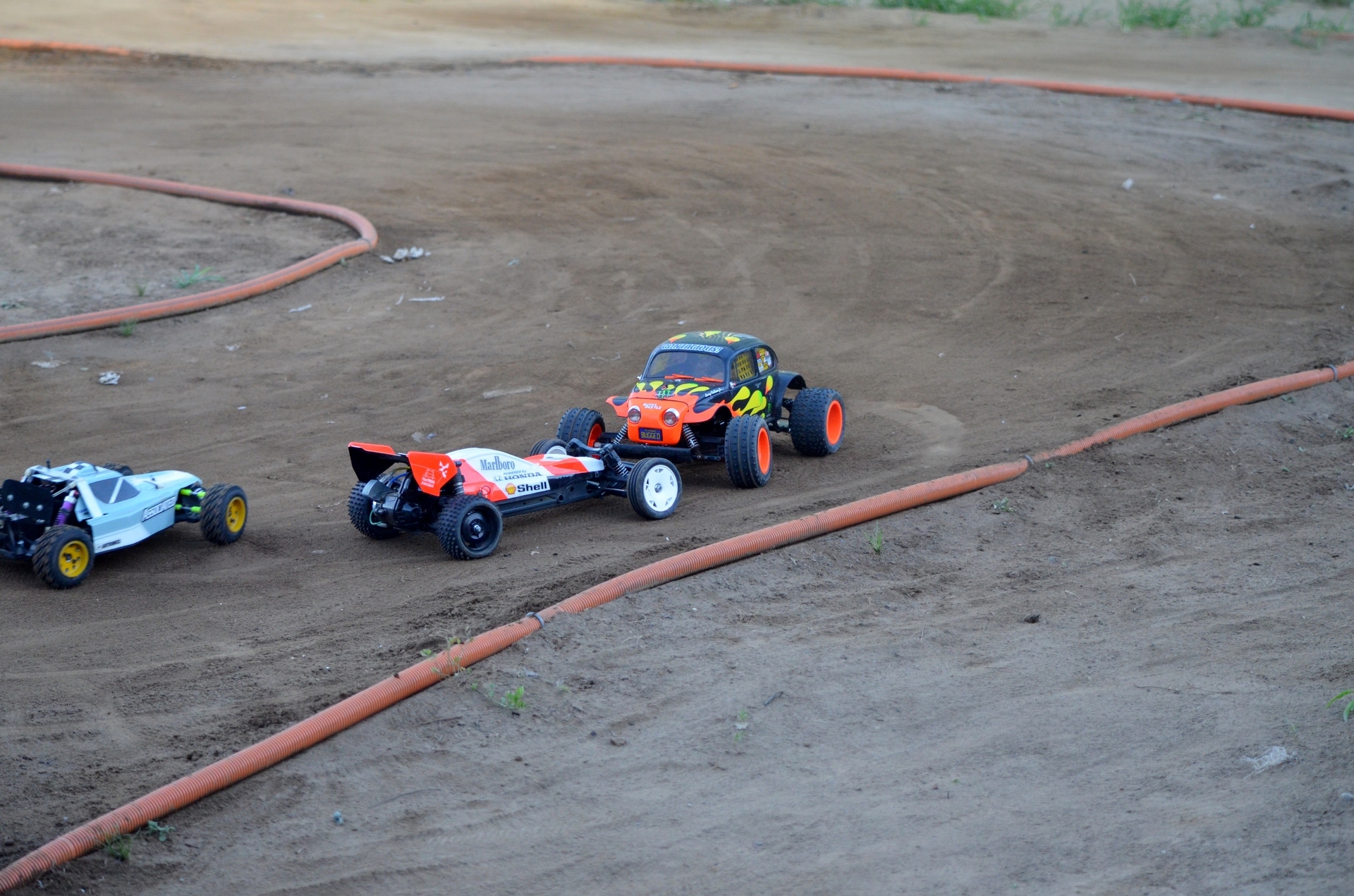 よーい、ドン RC•HIROBA ダートコース: ラジコンカー、車輪ぐるぐる