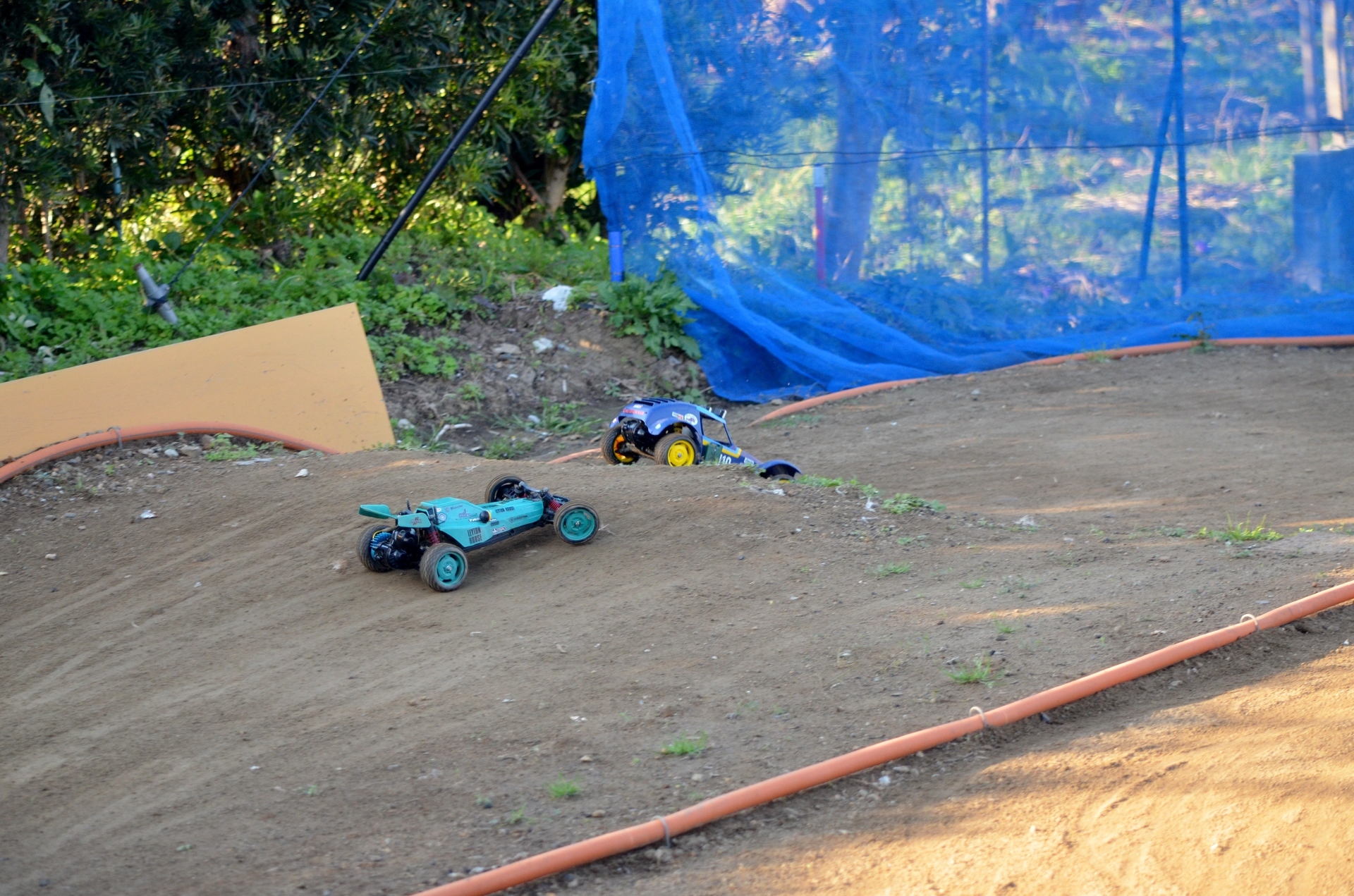 バギー楽しい RC•HIROBA ダートコース: ラジコンカー、車輪ぐるぐる