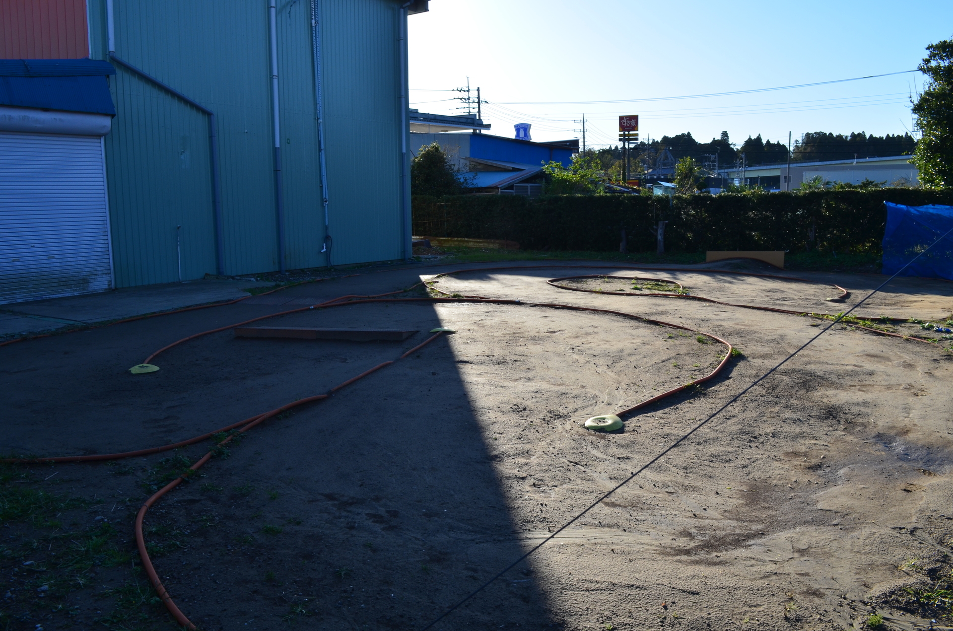 TT-02簡易防塵 RC•HIROBA ダートコース: ラジコンカー、車輪ぐるぐる