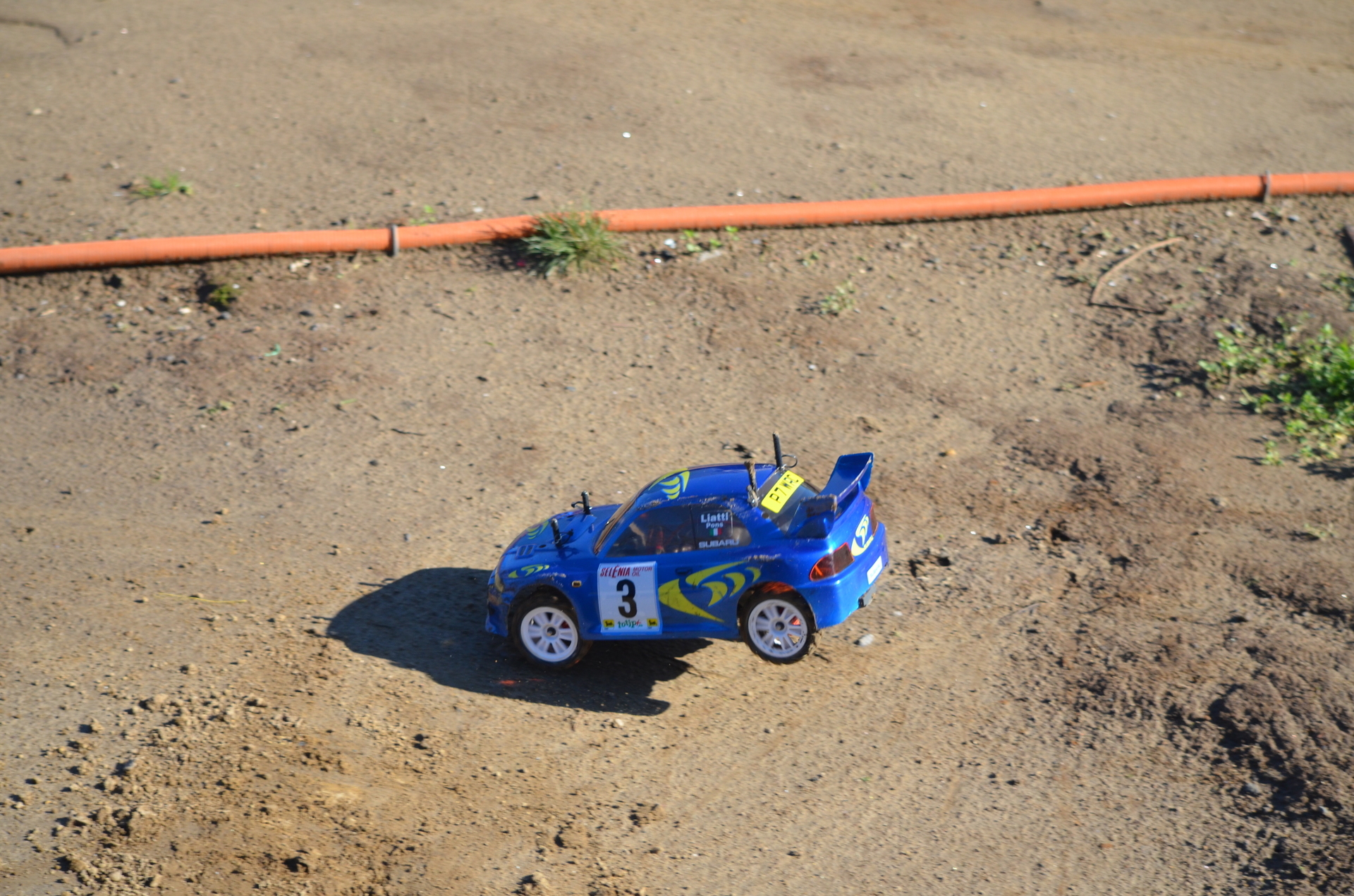 可愛らしいMF-01 X RC•HIROBA ダートコース: ラジコンカー、車輪ぐるぐる