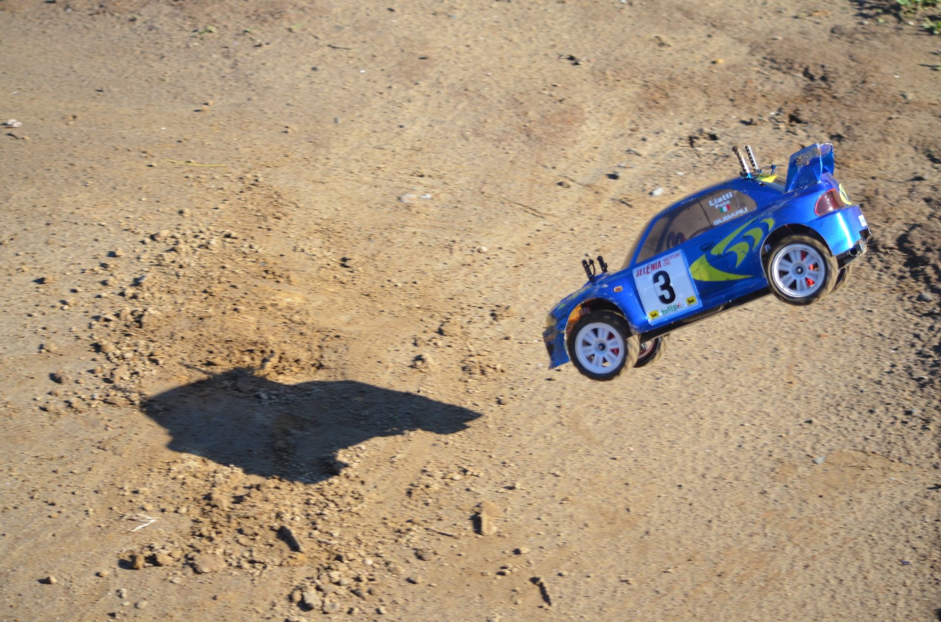 可愛らしいMF-01 X RC•HIROBA ダートコース: ラジコンカー、車輪ぐるぐる