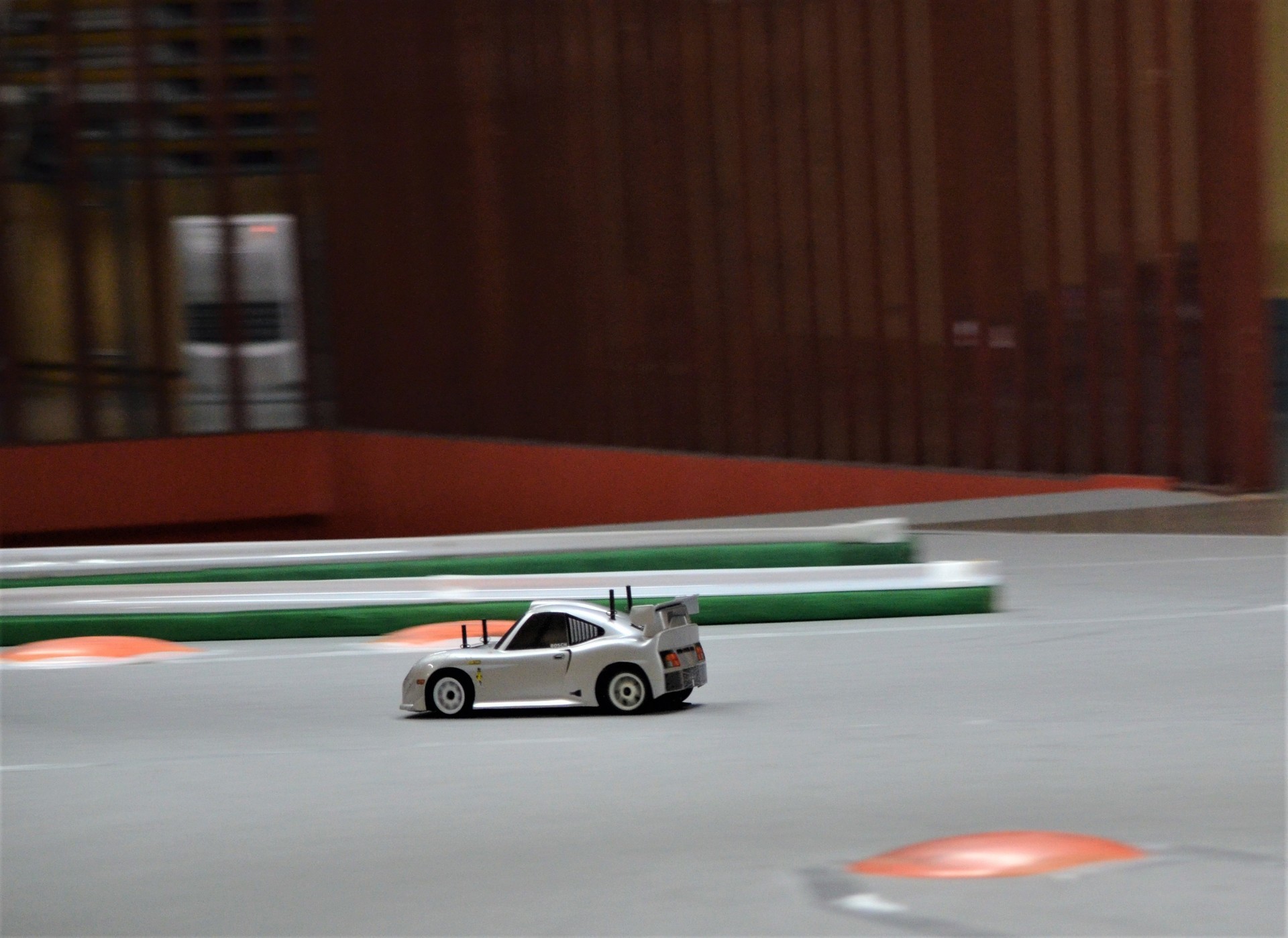 MINI MG-EVO RC•HIROBA カーペットミニコース: ラジコンカー、車輪ぐるぐる