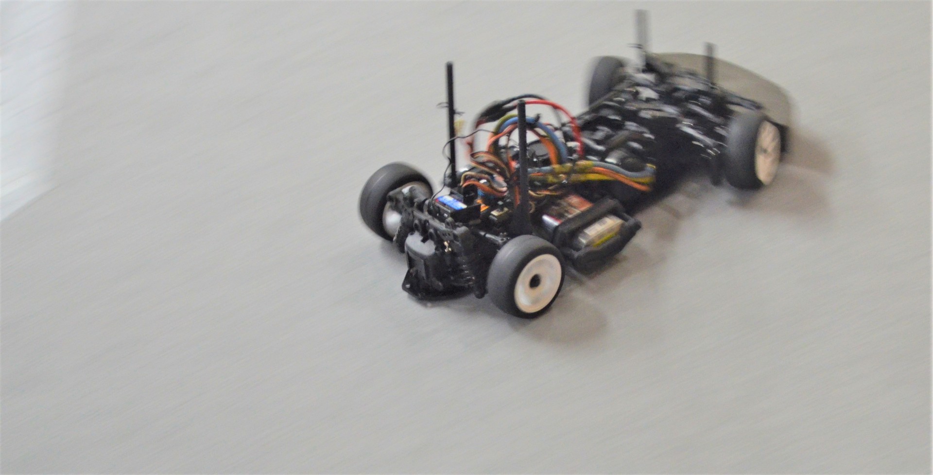 MINI MG-EVO RC•HIROBA カーペットミニコース: ラジコンカー、車輪ぐるぐる