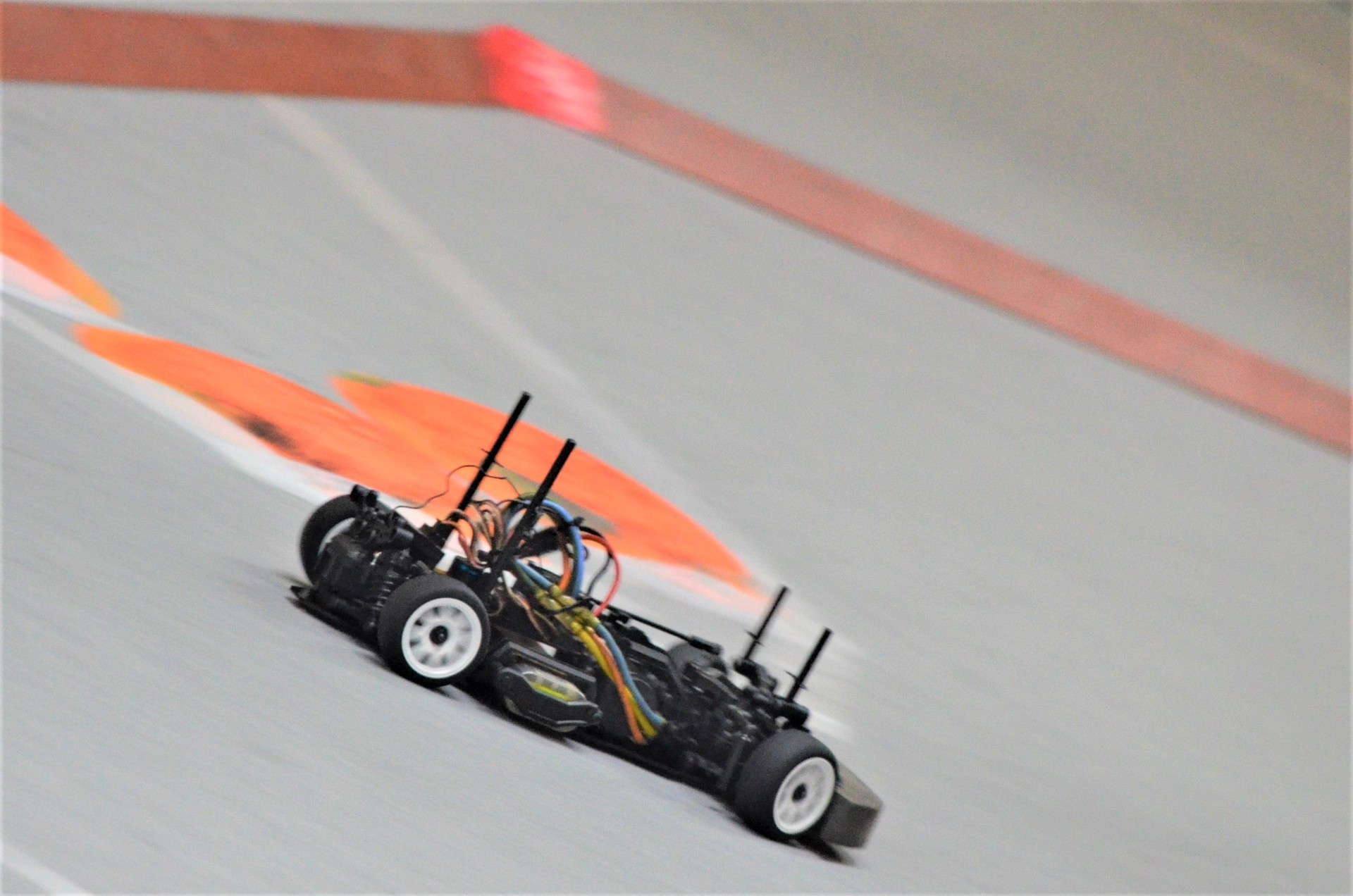 MINI MG-EVO RC•HIROBA カーペットミニコース: ラジコンカー、車輪ぐるぐる