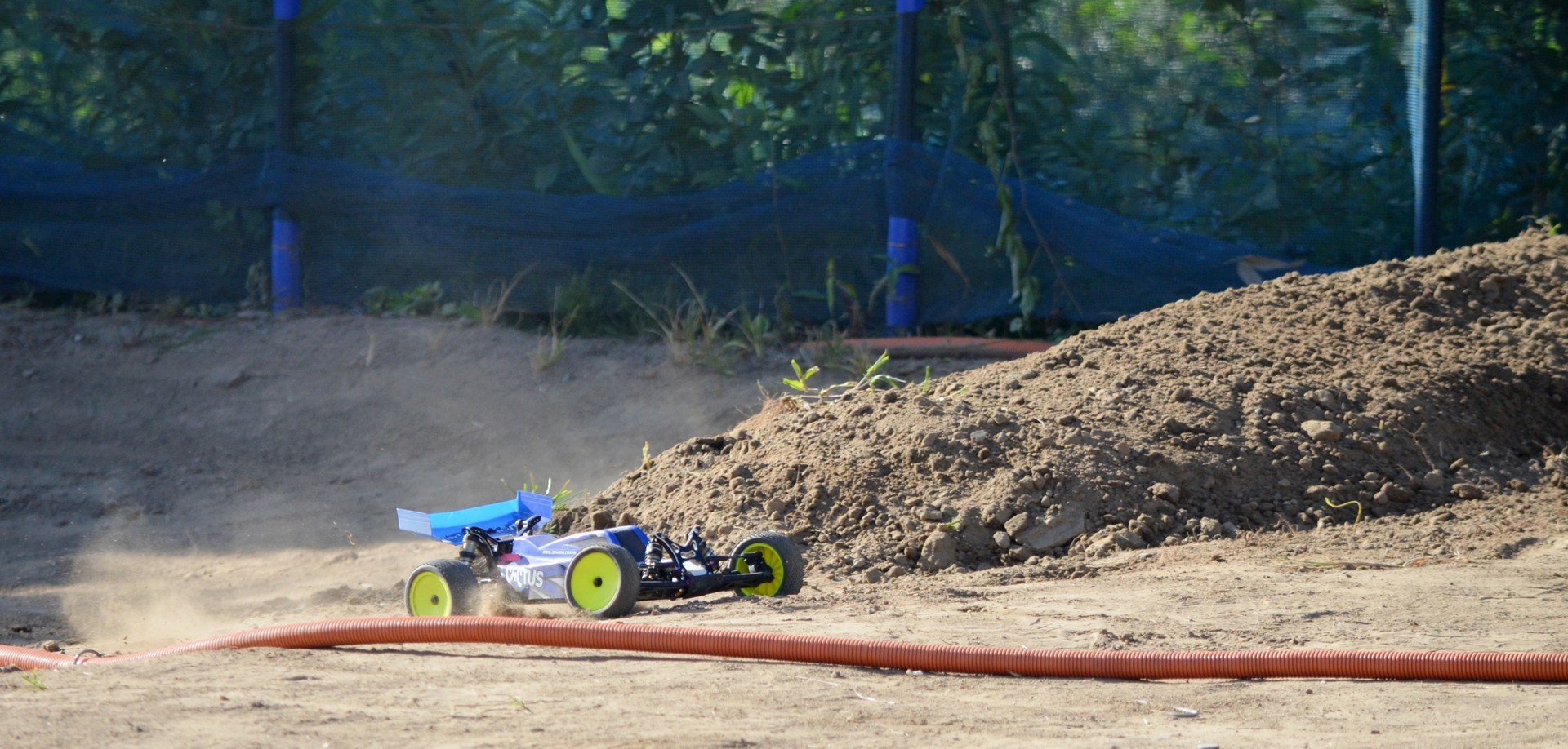 RC•HIROBA ダートコースVol.3 試走 CACTUS PRO: ラジコンカー、車輪ぐるぐる