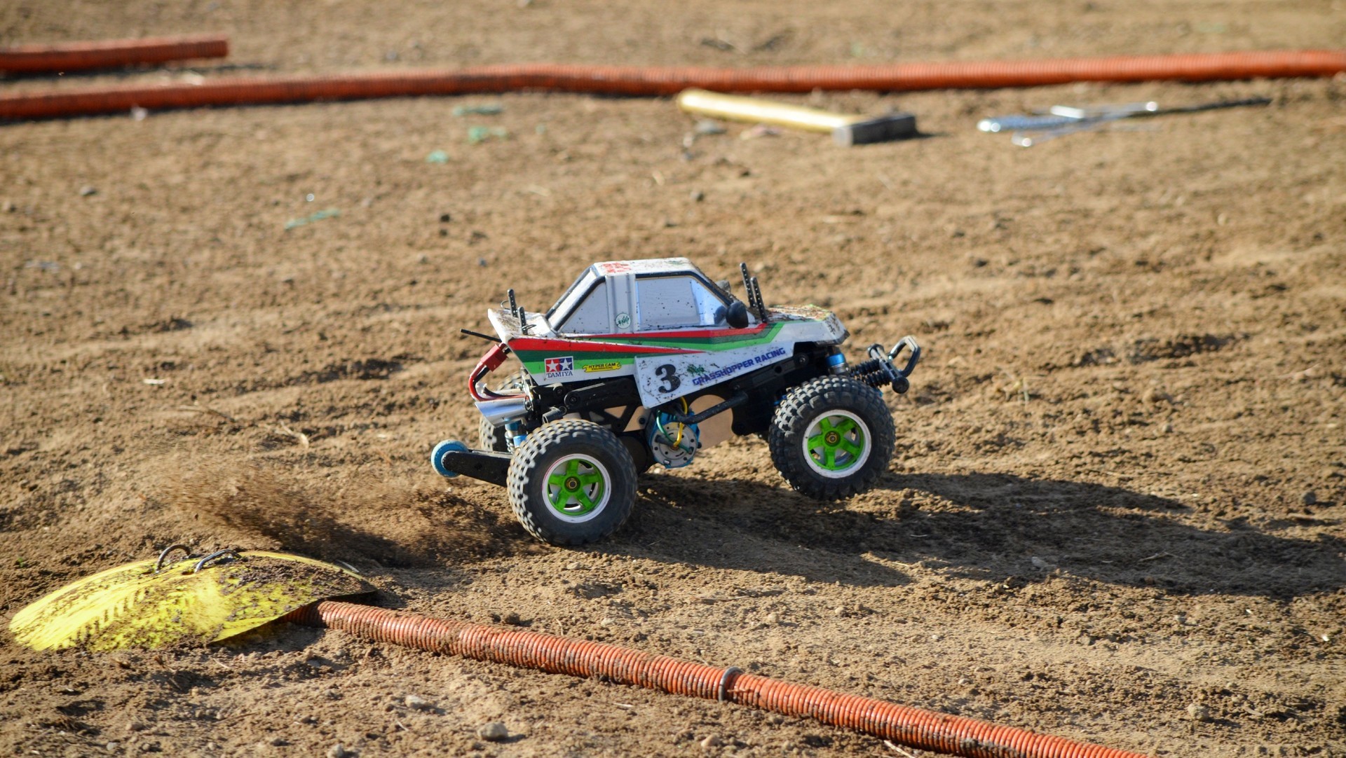 Vol.3試走 コミカルグラスホッパー ダートコース RC•HIROBA: ラジコンカー、車輪ぐるぐる