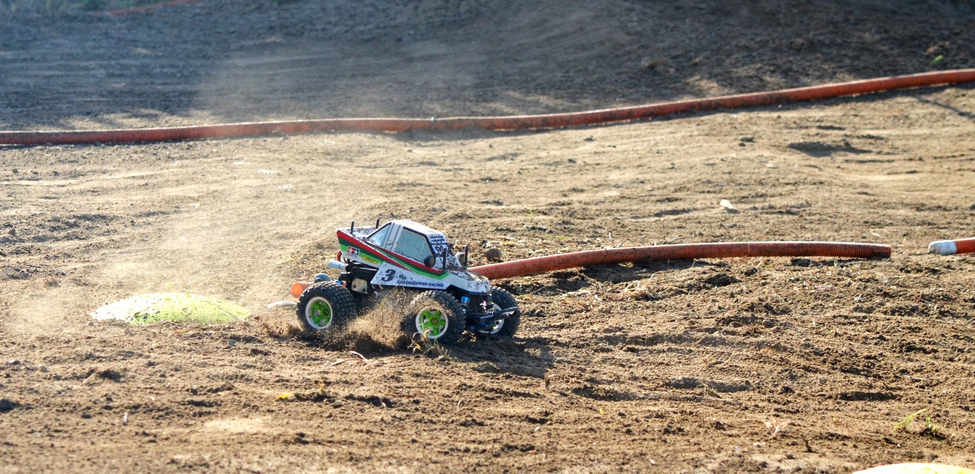 Vol.3試走 コミカルグラスホッパー ダートコース RC•HIROBA: ラジコンカー、車輪ぐるぐる