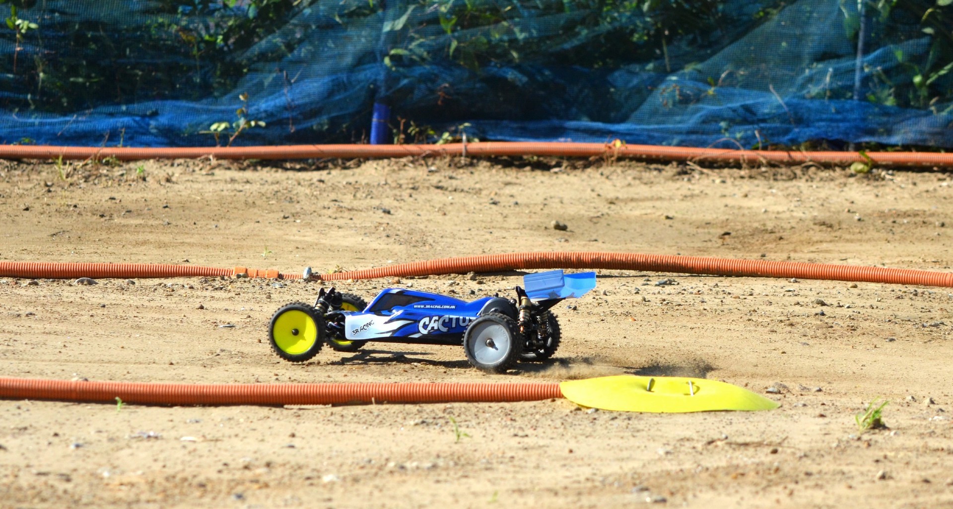 CACTUS PRO ダートコースを駆ける RC•HIROBA: ラジコンカー車輪ぐるぐる
