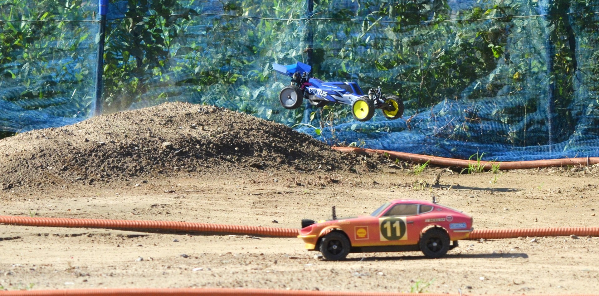 CACTUS PRO ダートコースを駆ける RC•HIROBA: ラジコンカー車輪ぐるぐる
