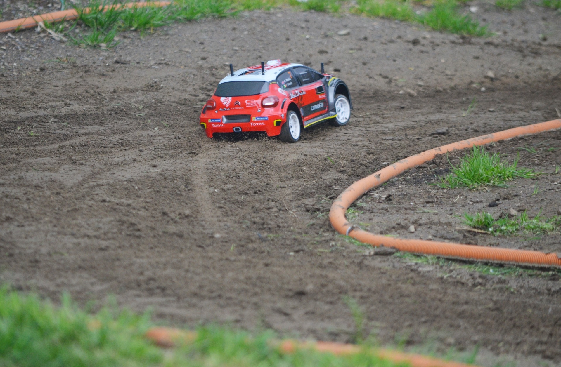 GRカローラでダートコース RC•HIROBA: きよたかの車輪ぐるぐる