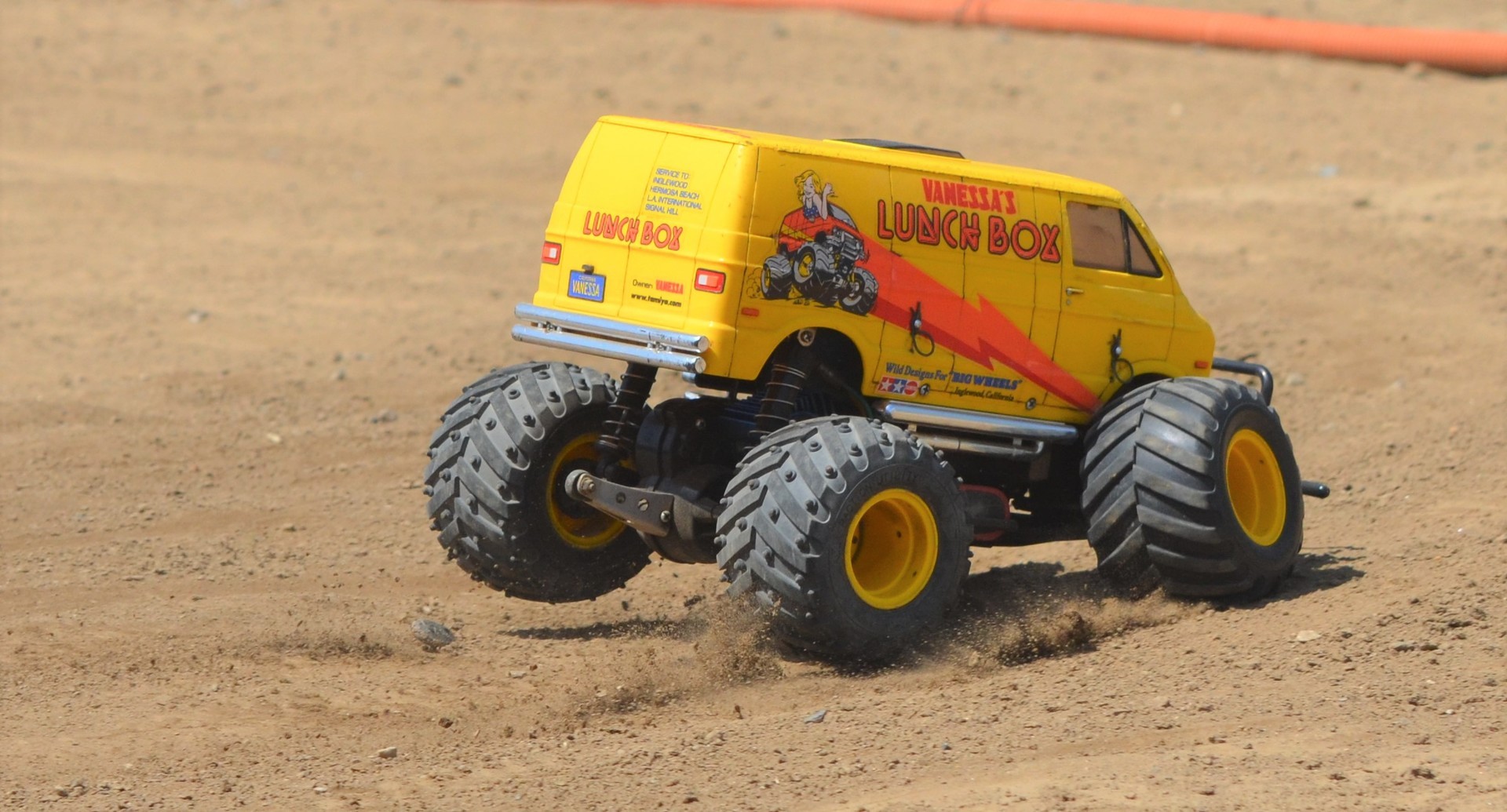 ランチボックスでダートコース RC•HIROBA 2023GW: ラジコンカー車輪ぐるぐる