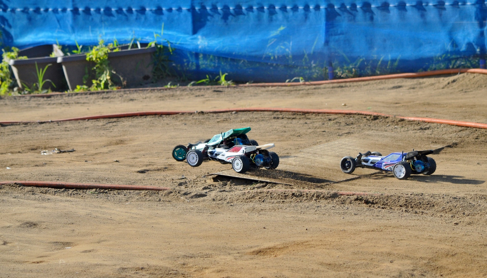 運動会？ RC•HIROBA ダートコース: ラジコンカー、車輪ぐるぐる